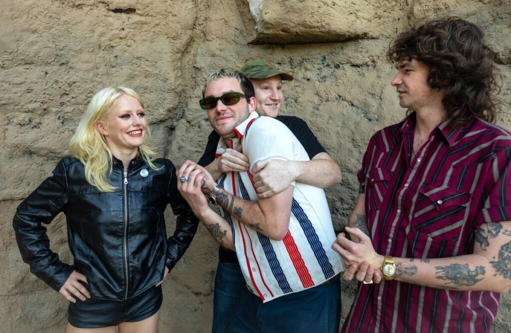 Amyl and The Sniffers - "Cartoon Darkness" - Everything Is Noise